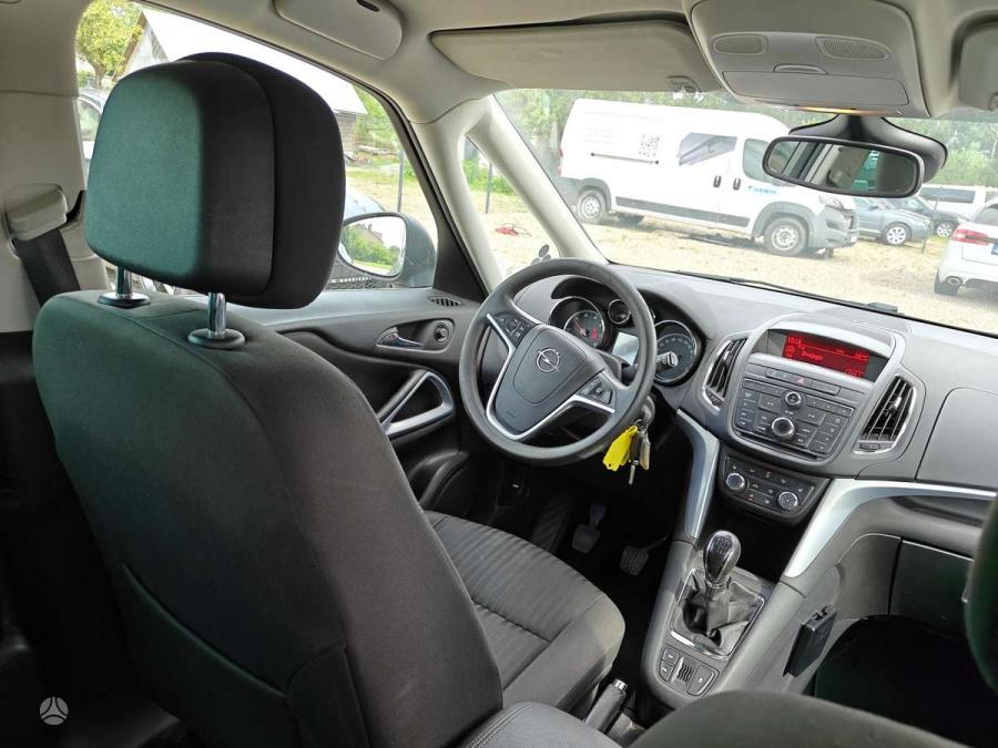 Grey Opel Zafira 2012 in Vilnius, with an engine capacity of 1.96 L and mileage of 305 thousand km for 3300 €, photo 8 on AUTOMOTO.COM.LV
