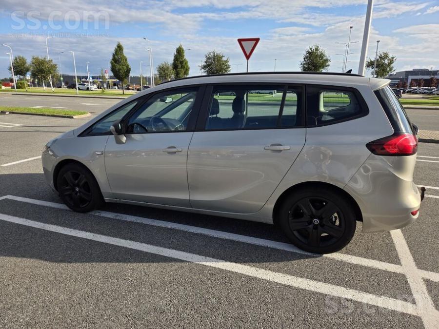Grey Opel Zafira 2012 in Riga, with an engine capacity of 2.00 L and mileage of 291 thousand km for 3350 €, photo 4 on AUTOMOTO.COM.LV