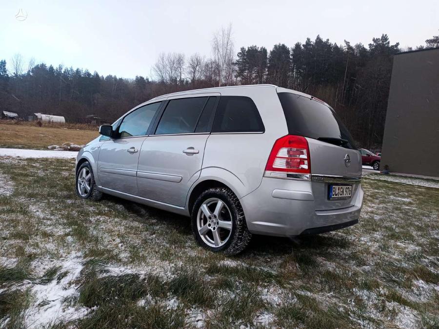 Grey Opel Zafira 2013 in Kaunas, with an engine capacity of 1.70 L and mileage of 218 thousand km for 3850 €, photo 4 on AUTOMOTO.COM.LV