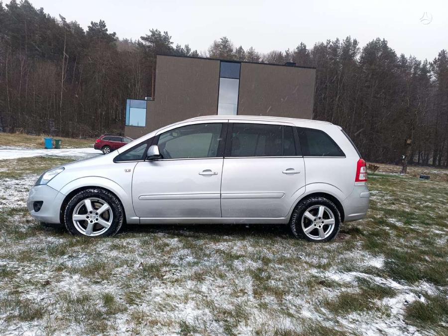 Grey Opel Zafira 2013 in Kaunas, with an engine capacity of 1.70 L and mileage of 218 thousand km for 3850 €, photo 8 on AUTOMOTO.COM.LV