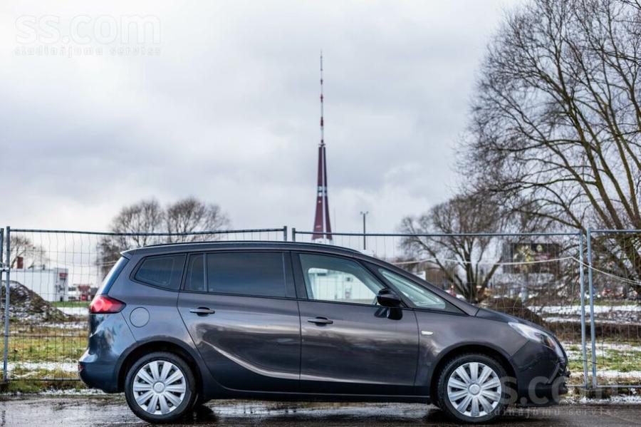 Grey Opel Zafira 2013 in Riga, with an engine capacity of 1.60 L and mileage of 303 thousand km for 4990 €, photo 5 on AUTOMOTO.COM.LV