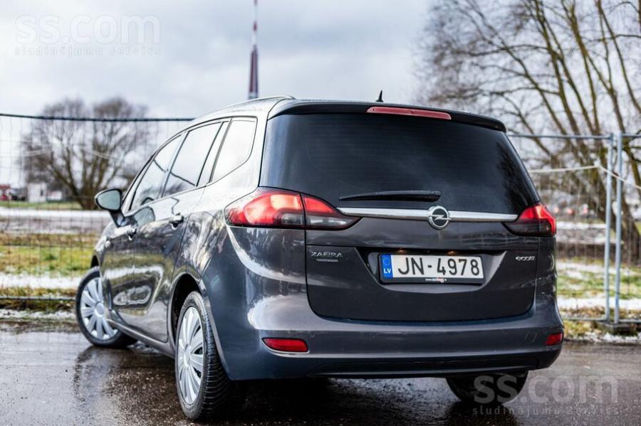 Grey Opel Zafira 2013 in Riga, with an engine capacity of 1.60 L and mileage of 303 thousand km for 4990 €, photo 6 on AUTOMOTO.COM.LV