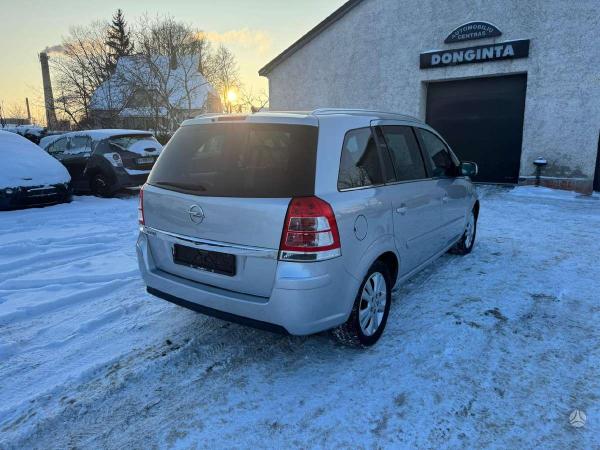 Grey Opel Zafira 2013 in Jurbarkas, with an engine capacity of 1.80 L and mileage of 102 thousand km for 5450 €, photo 5 on AUTOMOTO.COM.LV
