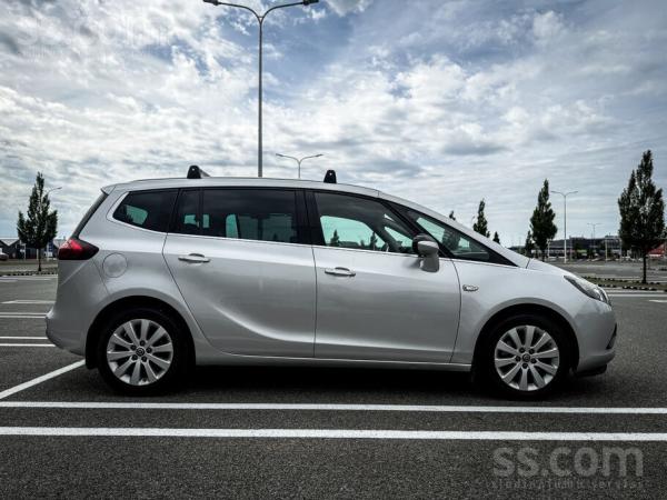 Grey Opel Zafira 2013 in Riga, with an engine capacity of 2.00 L and mileage of 314 thousand km for 4450 €, photo 2 on AUTOMOTO.COM.LV