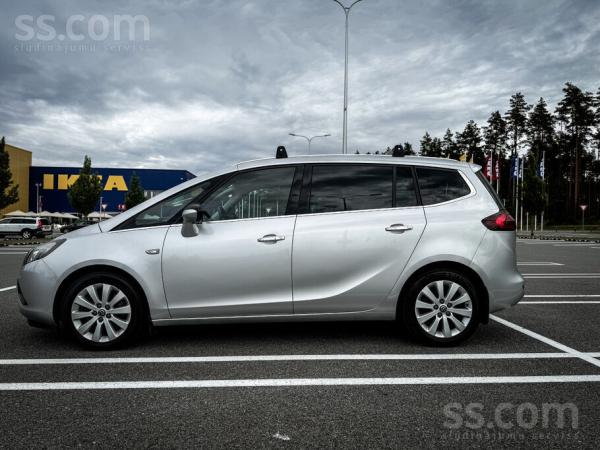 Grey Opel Zafira 2013 in Riga, with an engine capacity of 2.00 L and mileage of 314 thousand km for 4450 €, photo 5 on AUTOMOTO.COM.LV