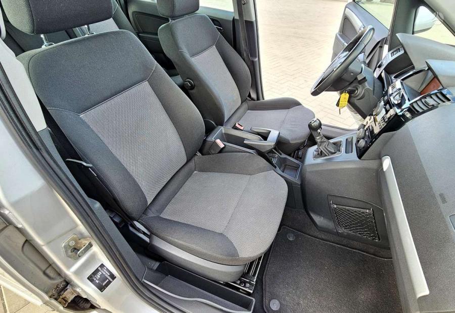 Grey Opel Zafira 2013 in Taurage, with an engine capacity of 1.60 L and mileage of 225 thousand km for 2900 €, photo 9 on AUTOMOTO.COM.LV