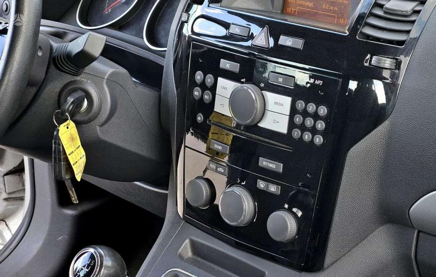 Grey Opel Zafira 2013 in Taurage, with an engine capacity of 1.60 L and mileage of 225 thousand km for 2900 €, photo 12 on AUTOMOTO.COM.LV