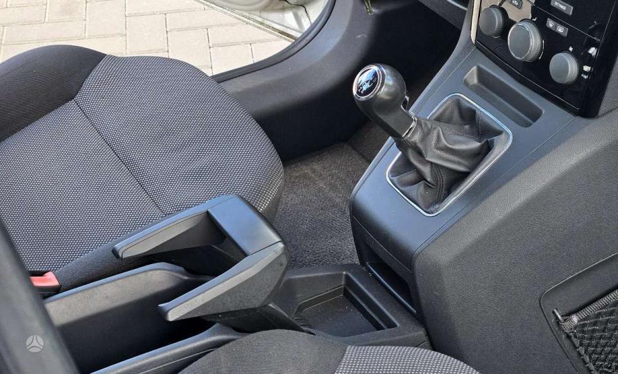Grey Opel Zafira 2013 in Taurage, with an engine capacity of 1.60 L and mileage of 225 thousand km for 2900 €, photo 14 on AUTOMOTO.COM.LV
