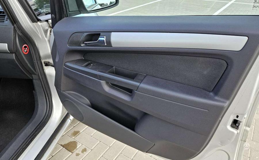 Grey Opel Zafira 2013 in Taurage, with an engine capacity of 1.60 L and mileage of 225 thousand km for 2900 €, photo 16 on AUTOMOTO.COM.LV