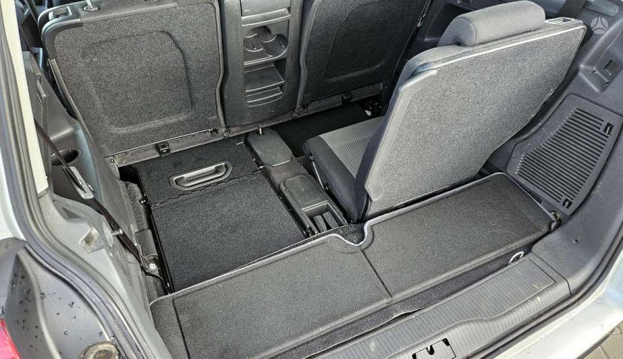 Grey Opel Zafira 2013 in Taurage, with an engine capacity of 1.60 L and mileage of 225 thousand km for 2900 €, photo 18 on AUTOMOTO.COM.LV