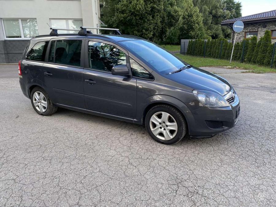 Grey Opel Zafira 2013 in Alytus, with an engine capacity of 1.70 L and mileage of 219 thousand km for 4150 €, photo 1 on AUTOMOTO.COM.LV
