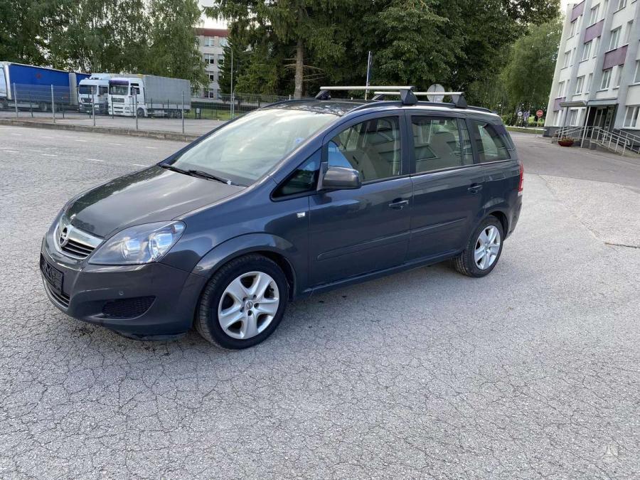 Grey Opel Zafira 2013 in Alytus, with an engine capacity of 1.70 L and mileage of 219 thousand km for 4150 €, photo 3 on AUTOMOTO.COM.LV
