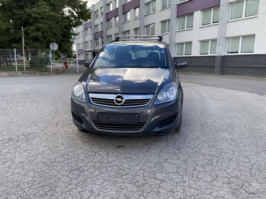 Grey Opel Zafira 2013 in Alytus, with an engine capacity of 1.70 L and mileage of 219 thousand km for 4150 €, photo 5 on AUTOMOTO.COM.LV