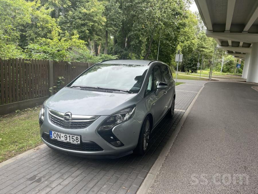 Grey Opel Zafira 2013 in Riga, with an engine capacity of 2.00 L and mileage of 238 thousand km for 6950 €, photo 3 on AUTOMOTO.COM.LV