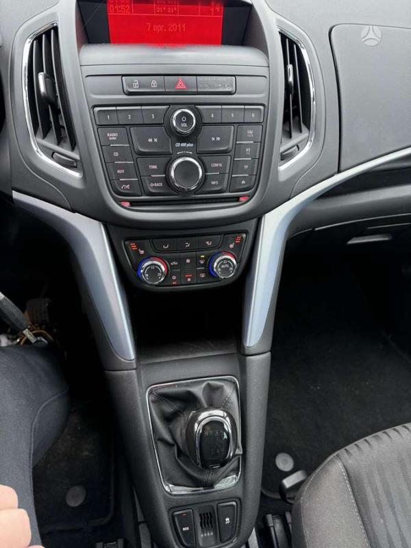 Grey Opel Zafira 2014 in Ukmerge, with an engine capacity of 1.60 L and mileage of 290 thousand km for 4500 €, photo 11 on AUTOMOTO.COM.LV