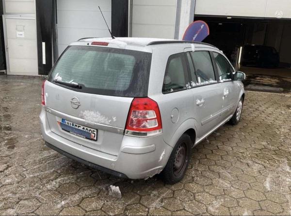 Pelēks Opel Zafira 2014 Viļņa, ar dzinēja tilpumu 1.80 L un nobraukumu 156 tūkst. km par 3900 €, foto 2 vietnē AUTOMOTO.COM.LV