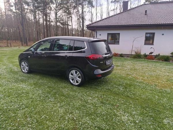 Grey Opel Zafira 2014 in Silute, with an engine capacity of 1.60 L and mileage of 168 thousand km for 5700 €, photo 4 on AUTOMOTO.COM.LV