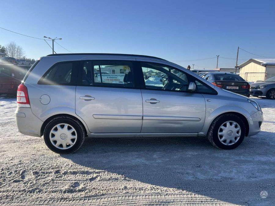Pelēks Opel Zafira 2014 Viļņa, ar dzinēja tilpumu 1.80 L un nobraukumu 156 tūkst. km par 3899 €, foto 2 vietnē AUTOMOTO.COM.LV