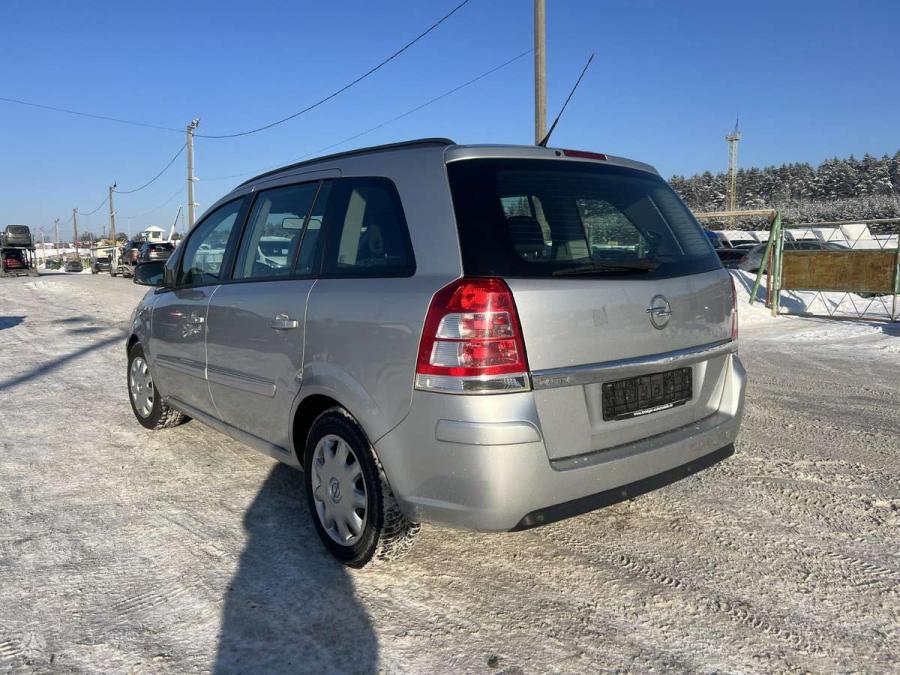 Pelēks Opel Zafira 2014 Viļņa, ar dzinēja tilpumu 1.80 L un nobraukumu 156 tūkst. km par 3899 €, foto 5 vietnē AUTOMOTO.COM.LV