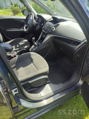 Grey Opel Zafira 2014 in Riga, with an engine capacity of 1.60 L and mileage of 284 thousand km for 4100 €, photo 6 on AUTOMOTO.COM.LV