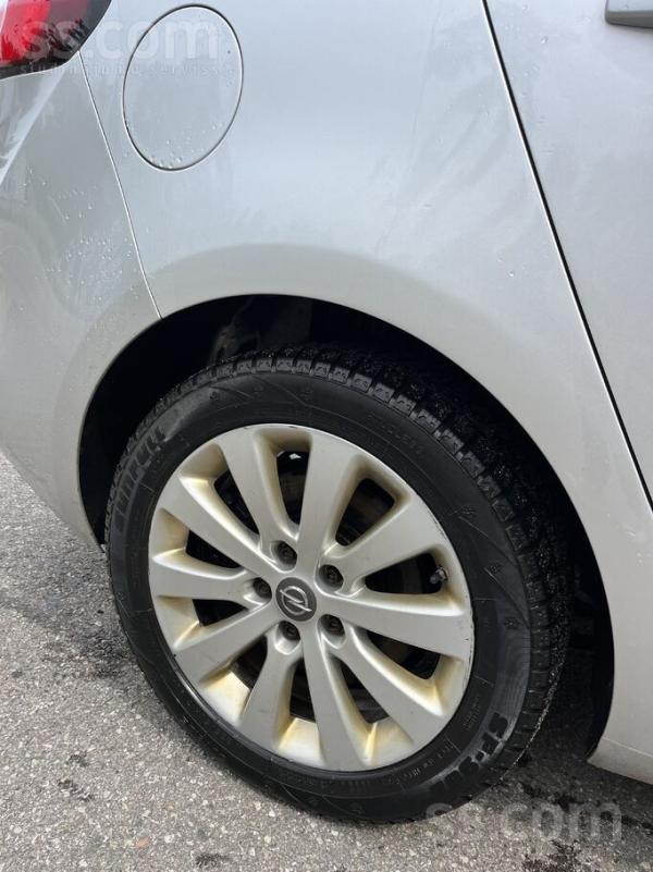 Grey Opel Zafira 2014 in Daugavpils, with an engine capacity of 1.90 L and mileage of 306 thousand km for 4000 €, photo 3 on AUTOMOTO.COM.LV