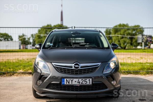 Grey Opel Zafira 2015 in Riga, with an engine capacity of 1.60 L and mileage of 220 thousand km for 7990 €, photo 3 on AUTOMOTO.COM.LV