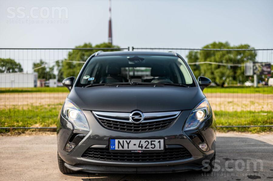 Grey Opel Zafira 2015 in Riga, with an engine capacity of 1.60 L and mileage of 220 thousand km for 7990 €, photo 3 on AUTOMOTO.COM.LV