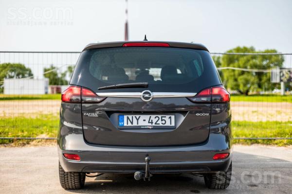 Grey Opel Zafira 2015 in Riga, with an engine capacity of 1.60 L and mileage of 220 thousand km for 7990 €, photo 8 on AUTOMOTO.COM.LV
