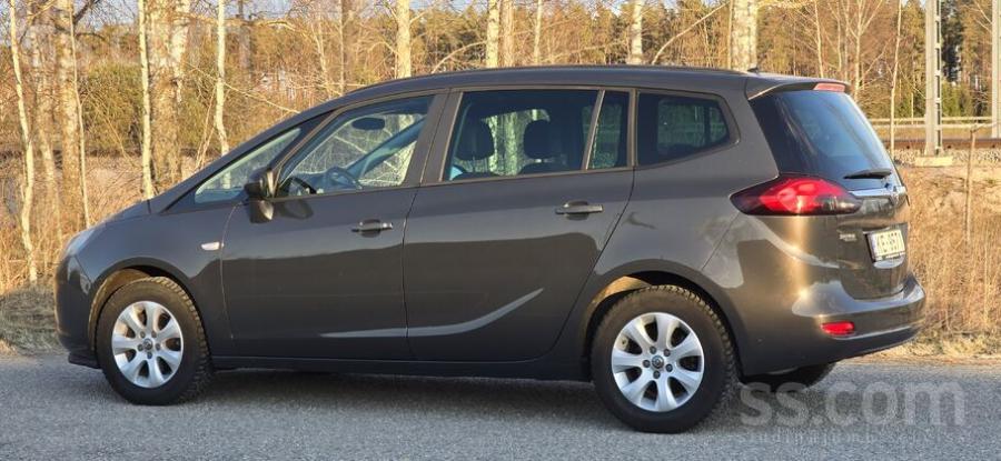 Grey Opel Zafira 2015 in Riga, with an engine capacity of 1.40 L and mileage of 136 thousand km for 7400 €, photo 4 on AUTOMOTO.COM.LV