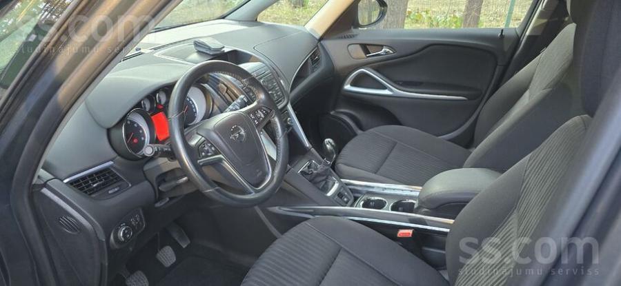 Grey Opel Zafira 2015 in Riga, with an engine capacity of 1.40 L and mileage of 136 thousand km for 7400 €, photo 8 on AUTOMOTO.COM.LV