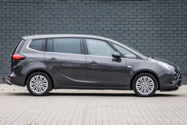 Grey Opel Zafira 2015 in Riga, with an engine capacity of 1.60 L and mileage of 185 thousand km for 7790 €, photo 5 on AUTOMOTO.COM.LV