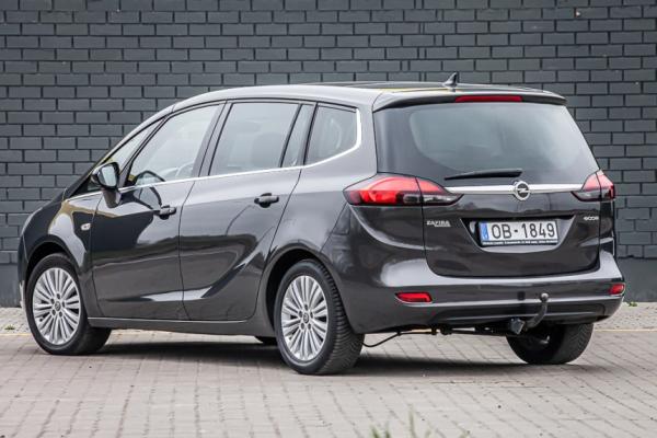 Grey Opel Zafira 2015 in Riga, with an engine capacity of 1.60 L and mileage of 185 thousand km for 7790 €, photo 6 on AUTOMOTO.COM.LV