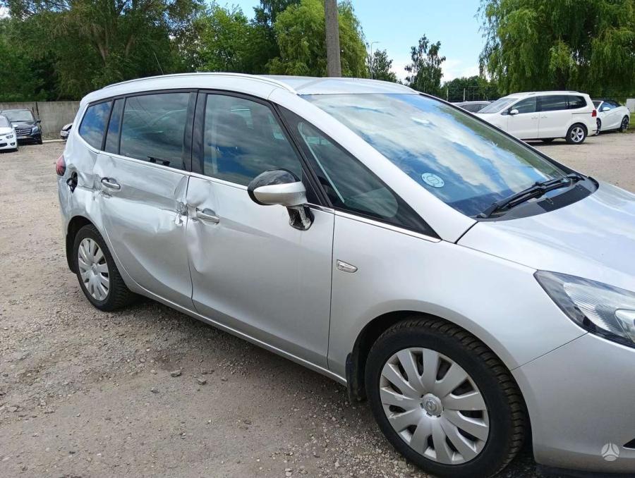 Grey Opel Zafira 2015 in Marijampole, with an engine capacity of 1.36 L and mileage of 220 thousand km for 3800 €, photo 5 on AUTOMOTO.COM.LV
