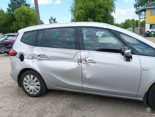 Grey Opel Zafira 2015 in Marijampole, with an engine capacity of 1.36 L and mileage of 220 thousand km for 3800 €, photo 5 on AUTOMOTO.COM.LV
