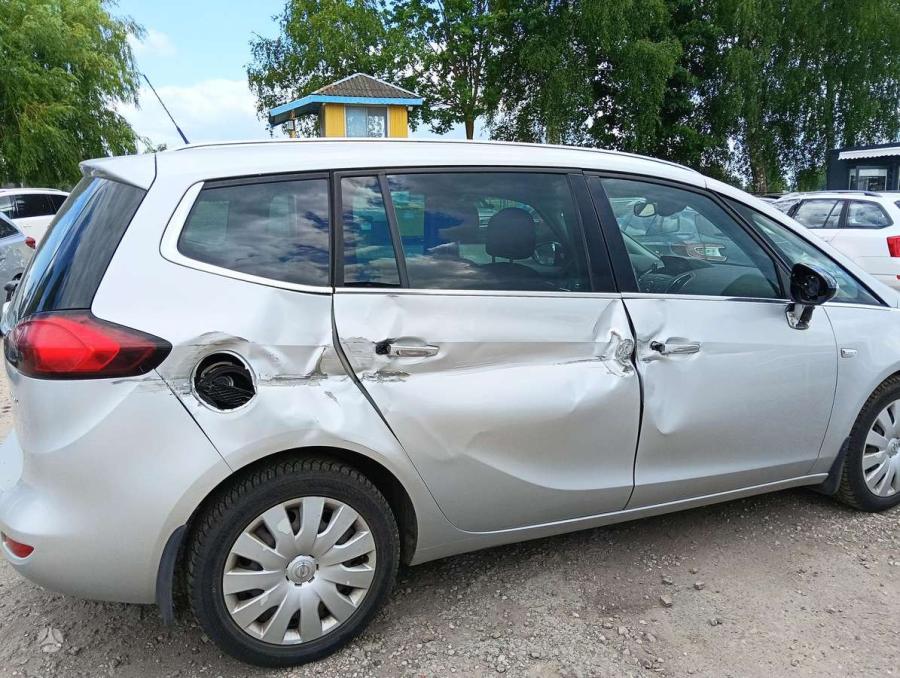 Grey Opel Zafira 2015 in Marijampole, with an engine capacity of 1.36 L and mileage of 220 thousand km for 3800 €, photo 7 on AUTOMOTO.COM.LV