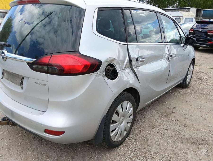 Grey Opel Zafira 2015 in Marijampole, with an engine capacity of 1.36 L and mileage of 220 thousand km for 3800 €, photo 8 on AUTOMOTO.COM.LV
