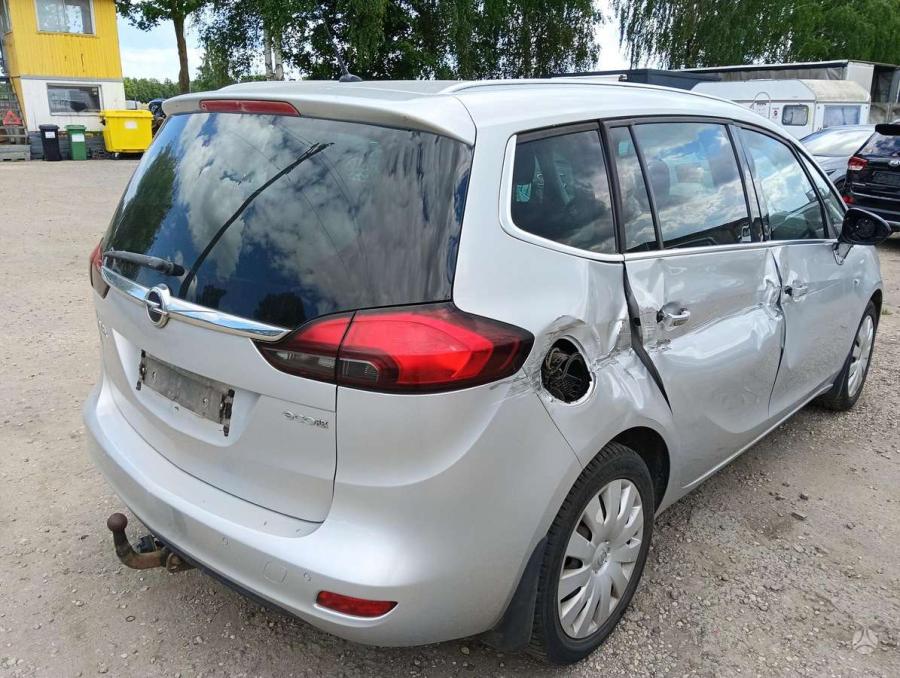 Grey Opel Zafira 2015 in Marijampole, with an engine capacity of 1.36 L and mileage of 220 thousand km for 3800 €, photo 9 on AUTOMOTO.COM.LV