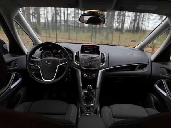 Grey Opel Zafira 2015 in Riga, with an engine capacity of 1.60 L and mileage of 201 thousand km for 5700 €, photo 7 on AUTOMOTO.COM.LV