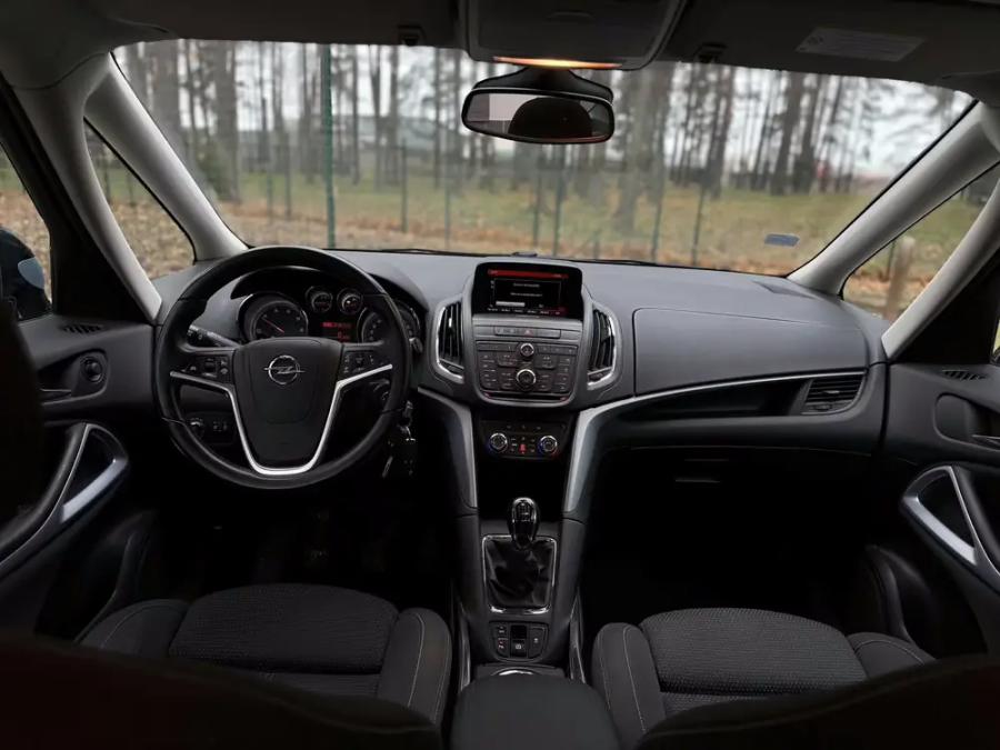 Grey Opel Zafira 2015 in Riga, with an engine capacity of 1.60 L and mileage of 201 thousand km for 5700 €, photo 8 on AUTOMOTO.COM.LV