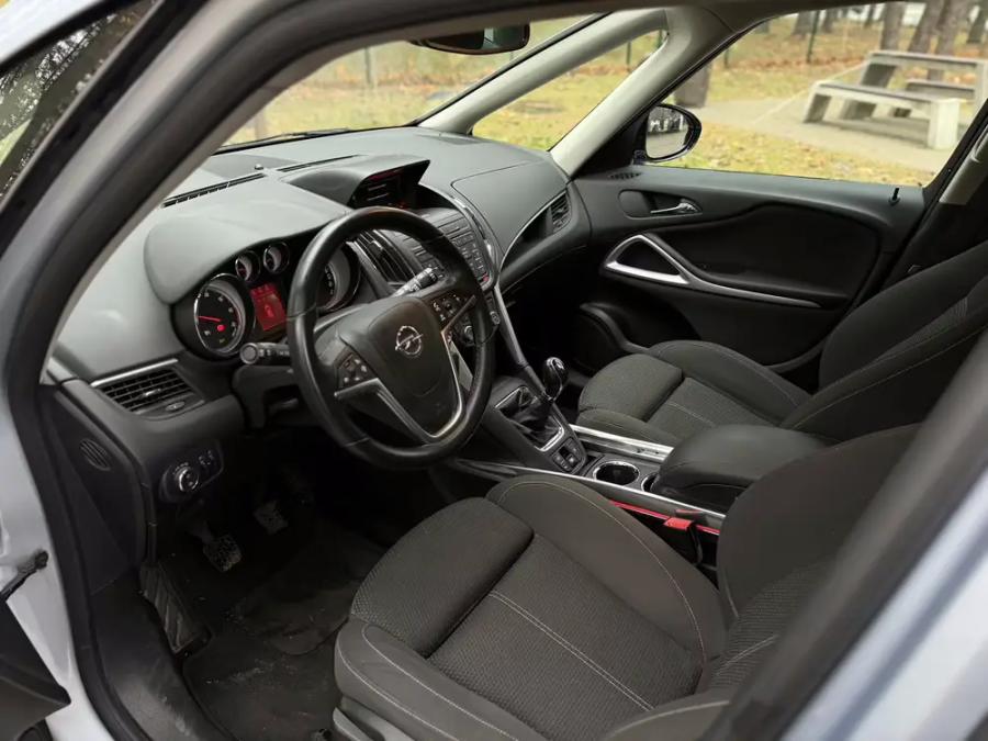Grey Opel Zafira 2015 in Riga, with an engine capacity of 1.60 L and mileage of 201 thousand km for 5700 €, photo 9 on AUTOMOTO.COM.LV