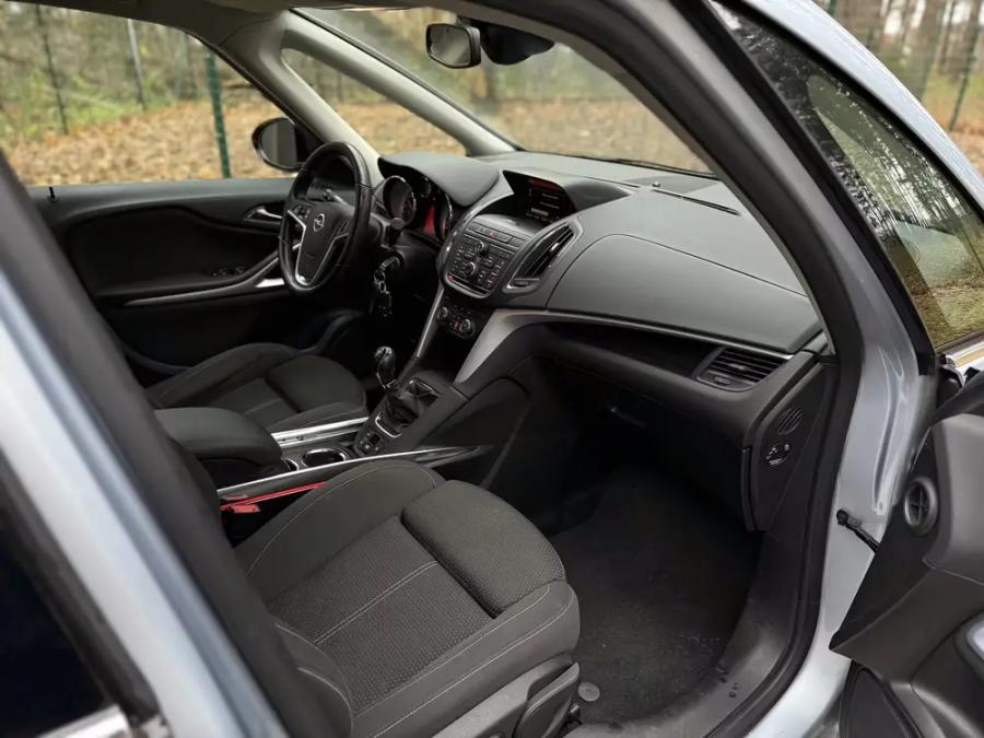 Grey Opel Zafira 2015 in Riga, with an engine capacity of 1.60 L and mileage of 201 thousand km for 5700 €, photo 10 on AUTOMOTO.COM.LV