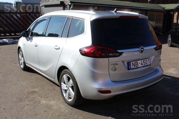 Opel Zafira 2015 in Liepaja on AUTOMOTO.COM.LV Grey Opel Zafira 2015 in Liepaja, with an engine capacity of 1.60 L and mileage of 252 thousand km for 5500 €, photo 4 on AUTOMOTO.COM.LV