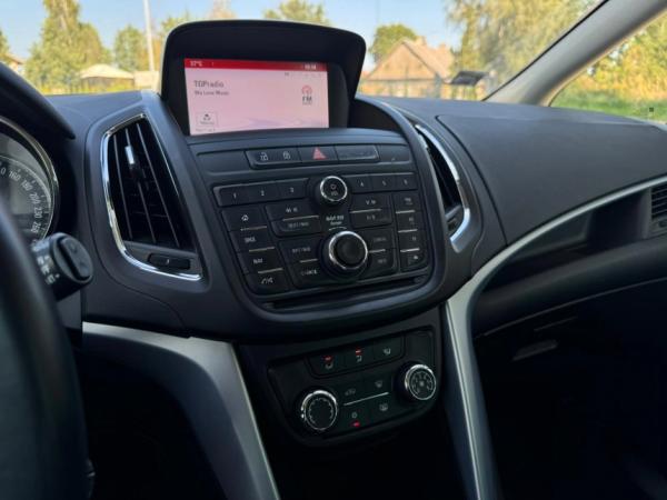 Grey Opel Zafira 2016 in Riga, with an engine capacity of 1.60 L and mileage of 202 thousand km for 7800 €, photo 7 on AUTOMOTO.COM.LV