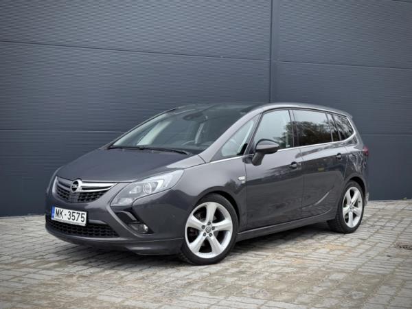 Grey Opel Zafira 2016 in Riga, with an engine capacity of 2.00 L and mileage of 196 thousand km for 8795 €, photo 1 on AUTOMOTO.COM.LV