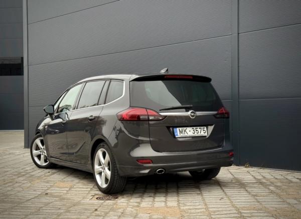 Grey Opel Zafira 2016 in Riga, with an engine capacity of 2.00 L and mileage of 196 thousand km for 8795 €, photo 2 on AUTOMOTO.COM.LV