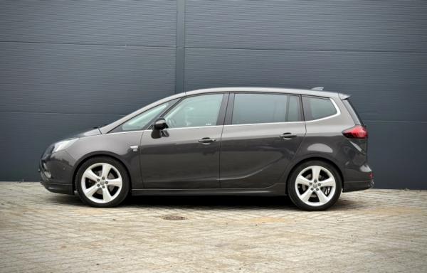 Grey Opel Zafira 2016 in Riga, with an engine capacity of 2.00 L and mileage of 196 thousand km for 8795 €, photo 3 on AUTOMOTO.COM.LV