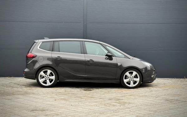 Grey Opel Zafira 2016 in Riga, with an engine capacity of 2.00 L and mileage of 196 thousand km for 8795 €, photo 5 on AUTOMOTO.COM.LV