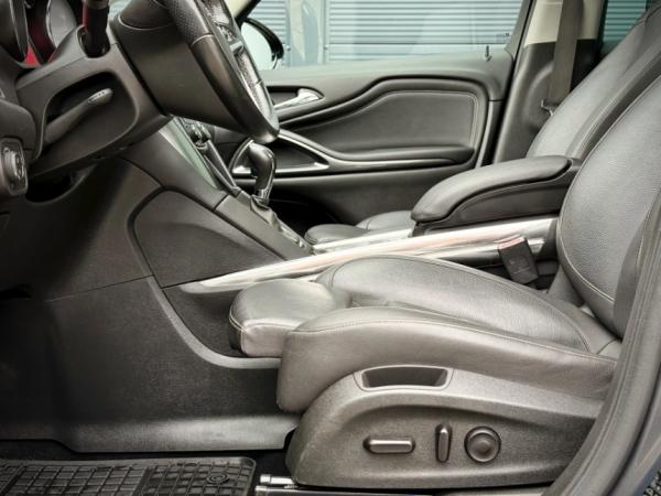 Grey Opel Zafira 2016 in Riga, with an engine capacity of 2.00 L and mileage of 196 thousand km for 8795 €, photo 8 on AUTOMOTO.COM.LV