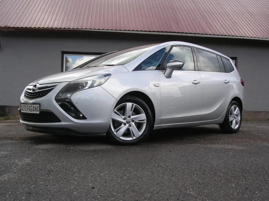Grey Opel Zafira 2016 in Sigulda, with an engine capacity of 1.60 L and mileage of 197 thousand km for 6350 €, photo 1 on AUTOMOTO.COM.LV