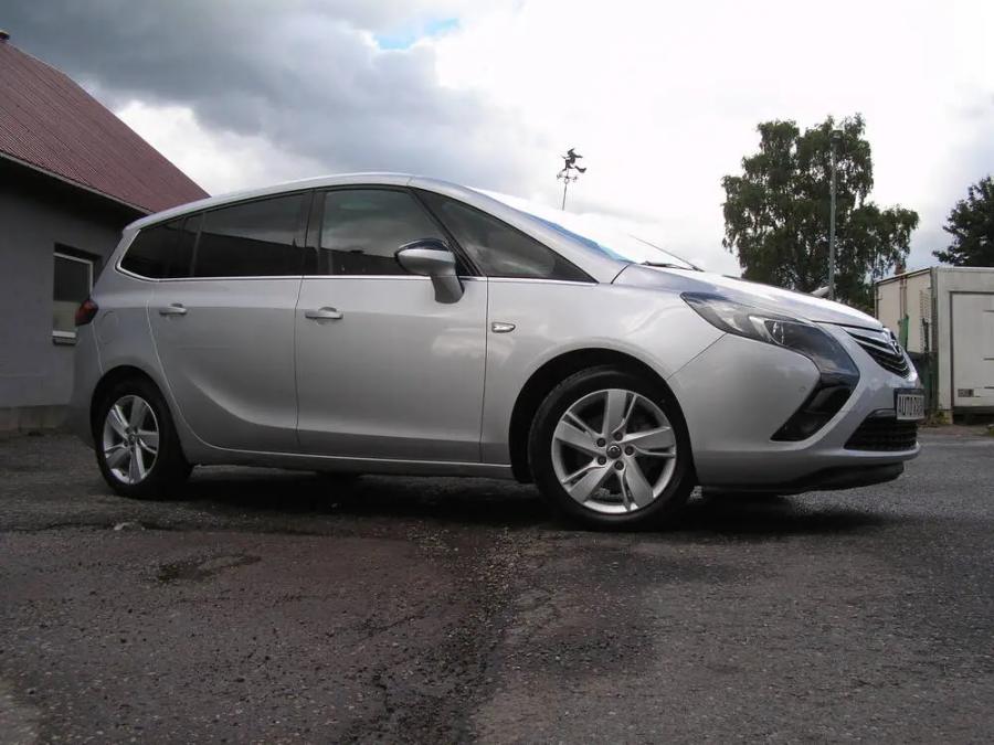 Grey Opel Zafira 2016 in Sigulda, with an engine capacity of 1.60 L and mileage of 197 thousand km for 6350 €, photo 3 on AUTOMOTO.COM.LV